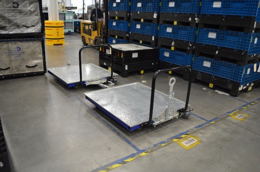 The benefits of a tongue and hitch based tugger train system | FlexQube