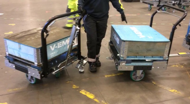 The benefits of a tongue and hitch based tugger train system | FlexQube